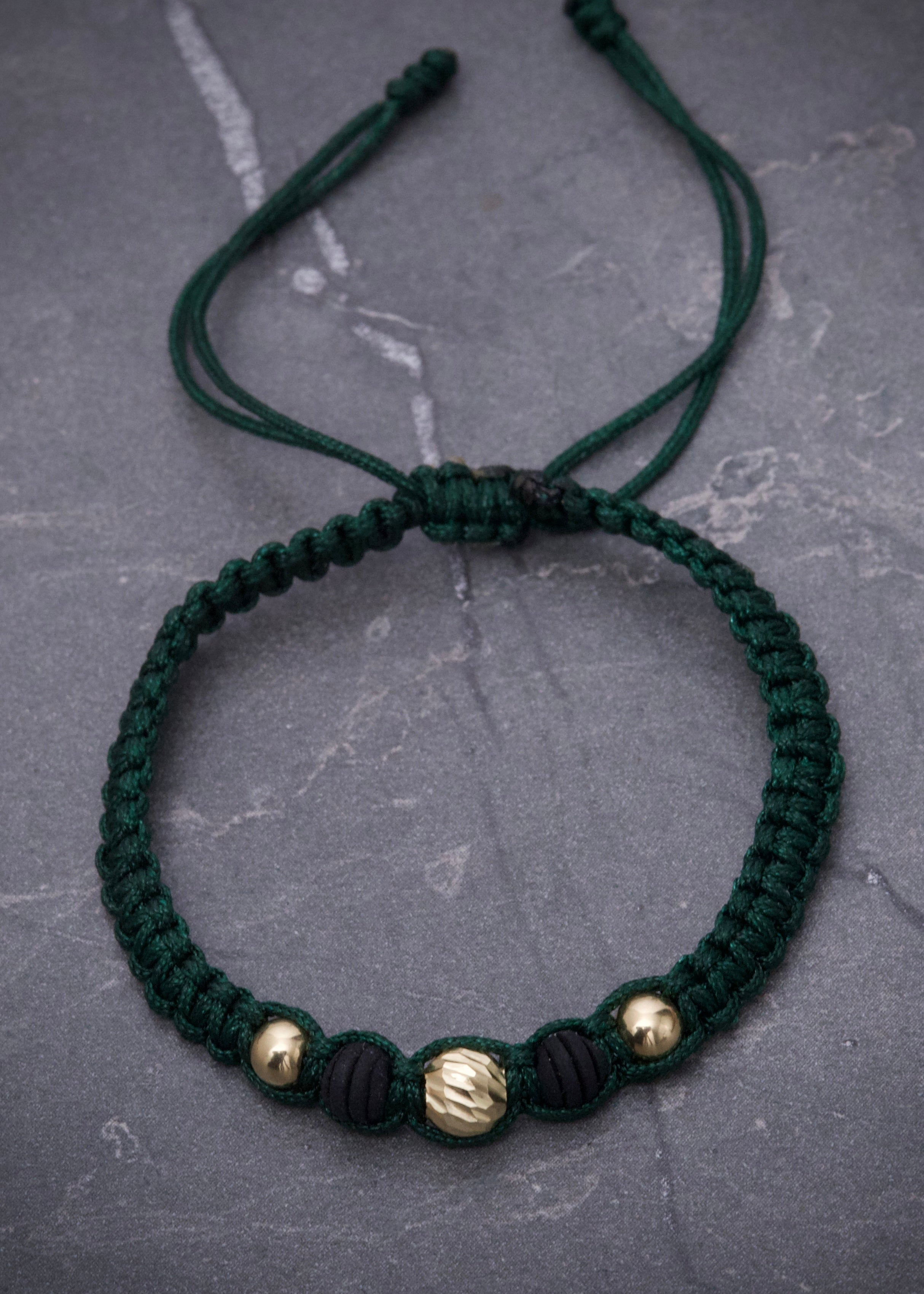 Pulsera en Hilo verde con bolas lisas y diamantada 0.35gr / Oro Amaril ...